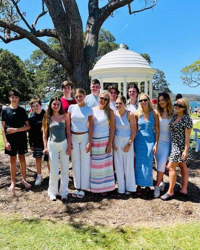 Prime Minister Anthony Albanese makes surprise visit to Balmoral beach ...