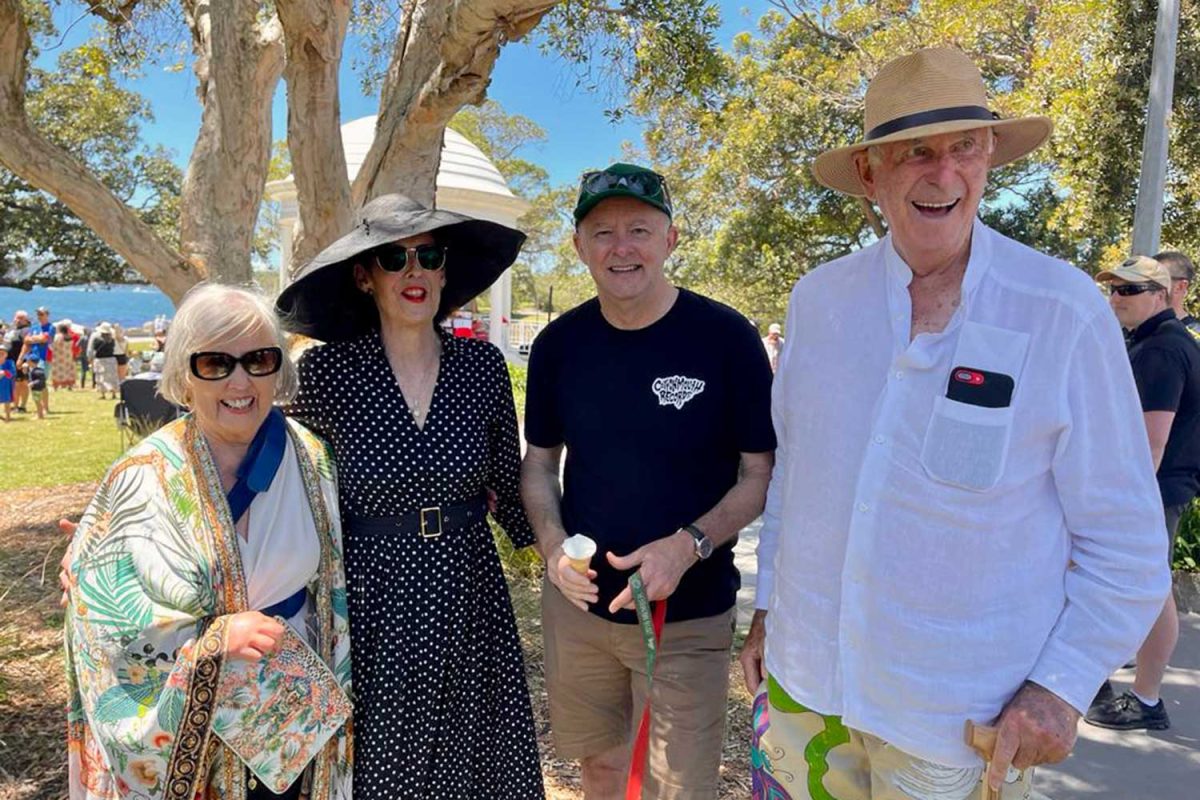 Prime Minister Anthony Albanese makes surprise visit to Balmoral beach ...